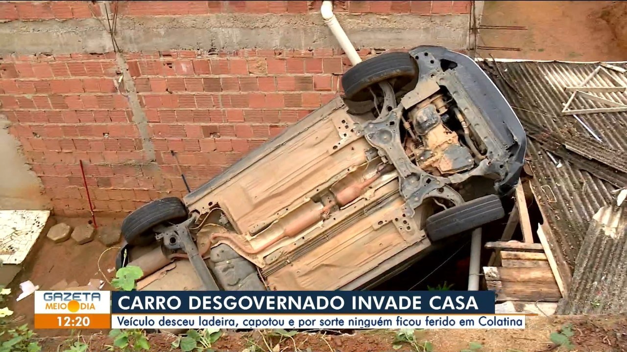 Carro desgovernado desce ladeira e cai em casa de vizinho no Noroeste do ES