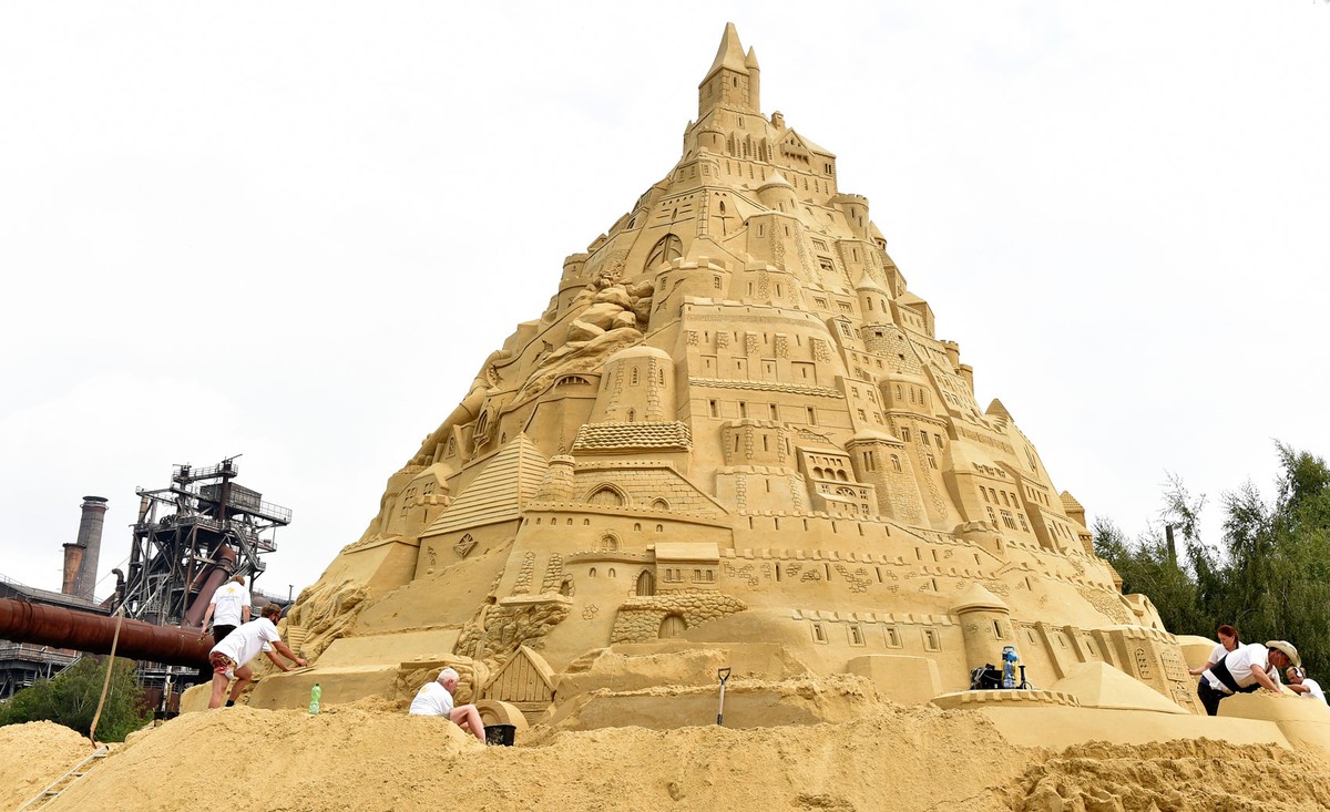 Alemanha tenta bater recorde mundial de maior castelo de areia ...