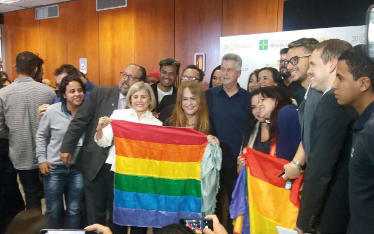 Após 17 anos, lei anti-homofobia é regulamentada no DF por Rollemberg ...