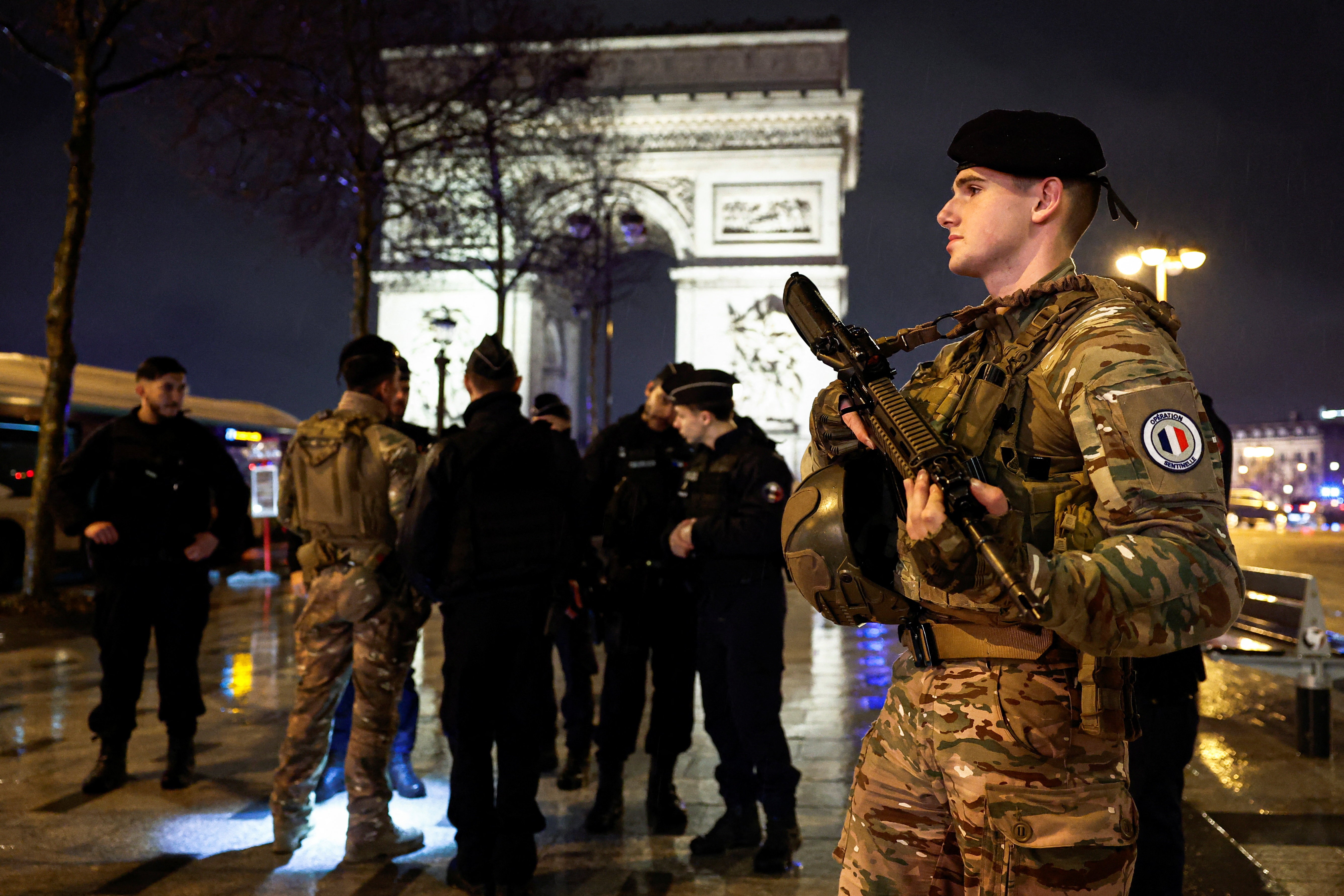 Arco do Triunfo, em Paris, é alvo de atentado, diz Macron | G1