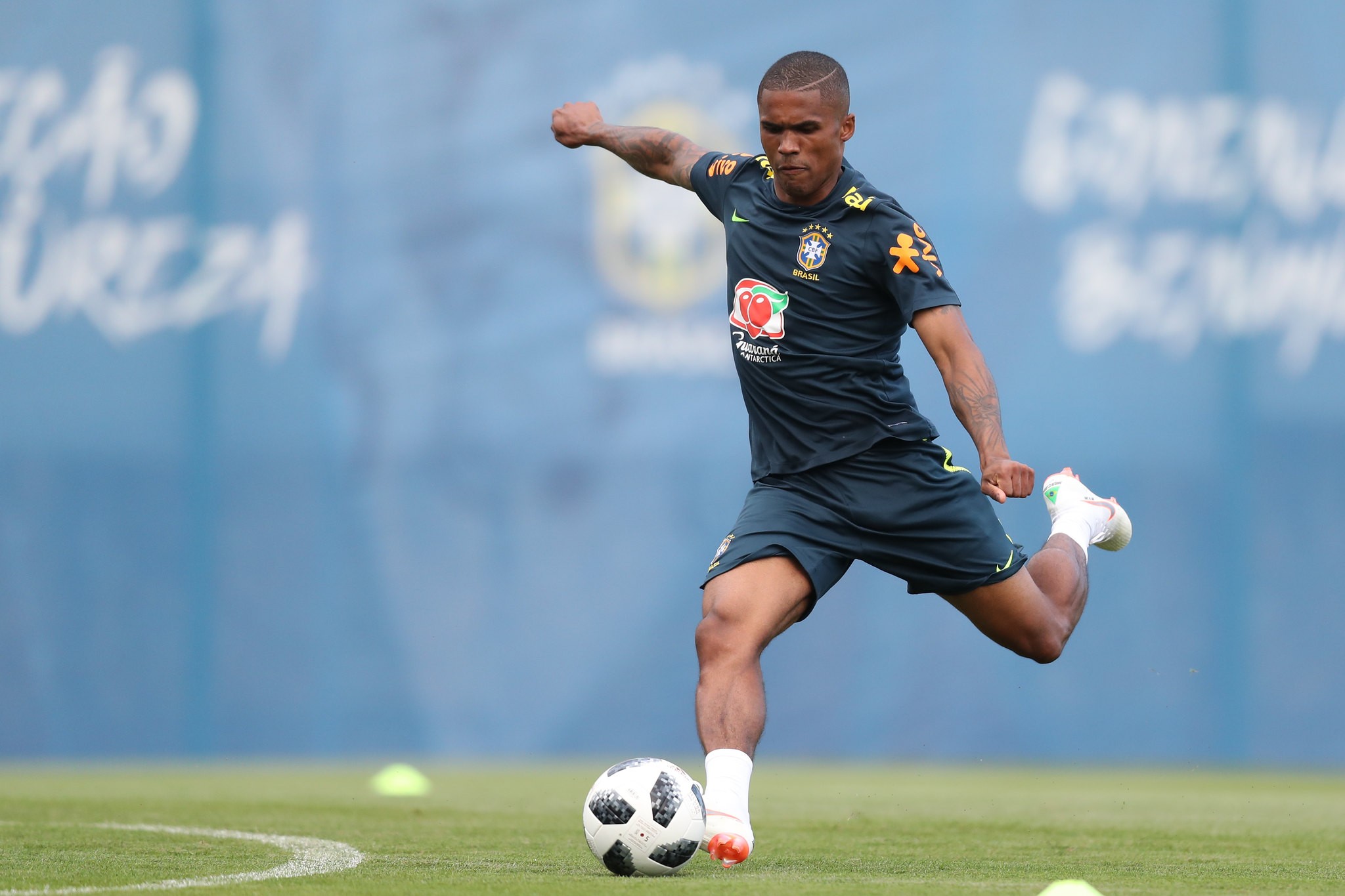 Quem é Douglas Costa, que teve prisão decretada por não pagar pensão | G1