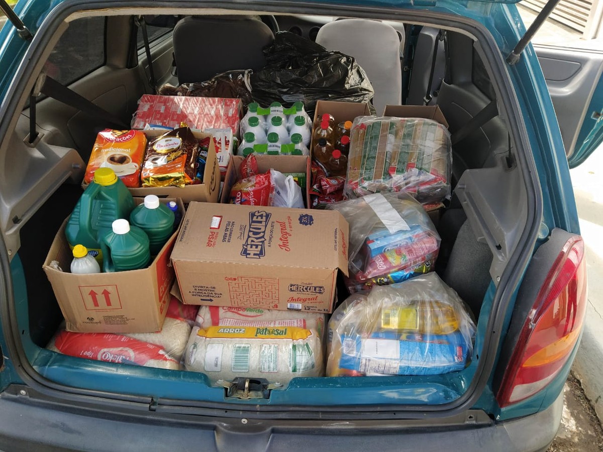 Brechó solidário troca roupa por alimentos para famílias carentes e ...