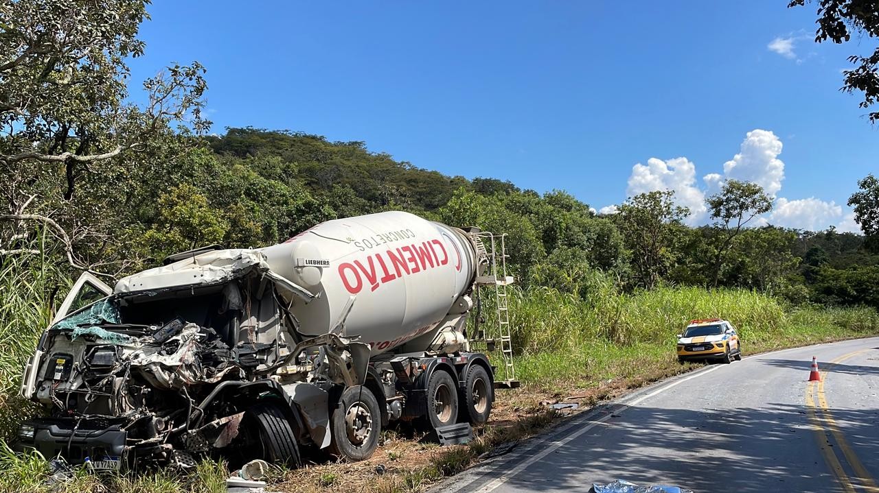Motorista morre preso às ferragens após batida entre caminhões na MG-260, em Itapecerica ...