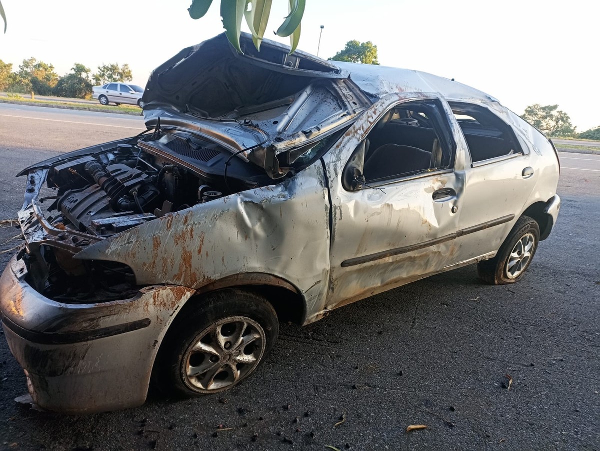 Motorista morre e passageiro fica ferido após carro capotar na BR-262 | Centro-Oeste | G1