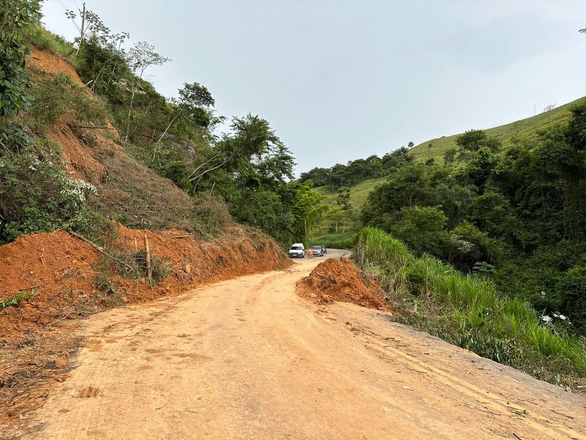 Trânsito é liberado em meia pista na RJ-159, em Quatis, após parte da ...