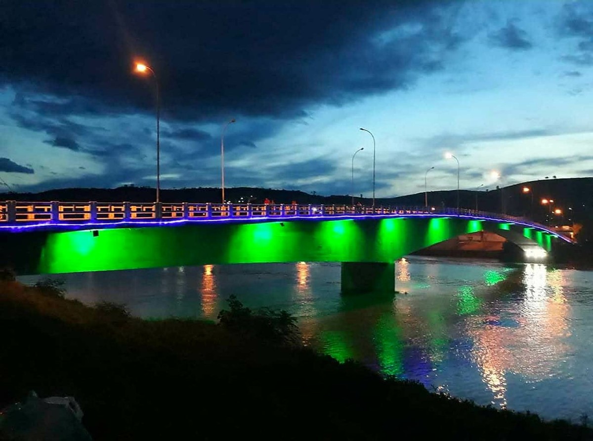 Ponte do Centro de Resplendor recebe iluminação especial de Natal ...