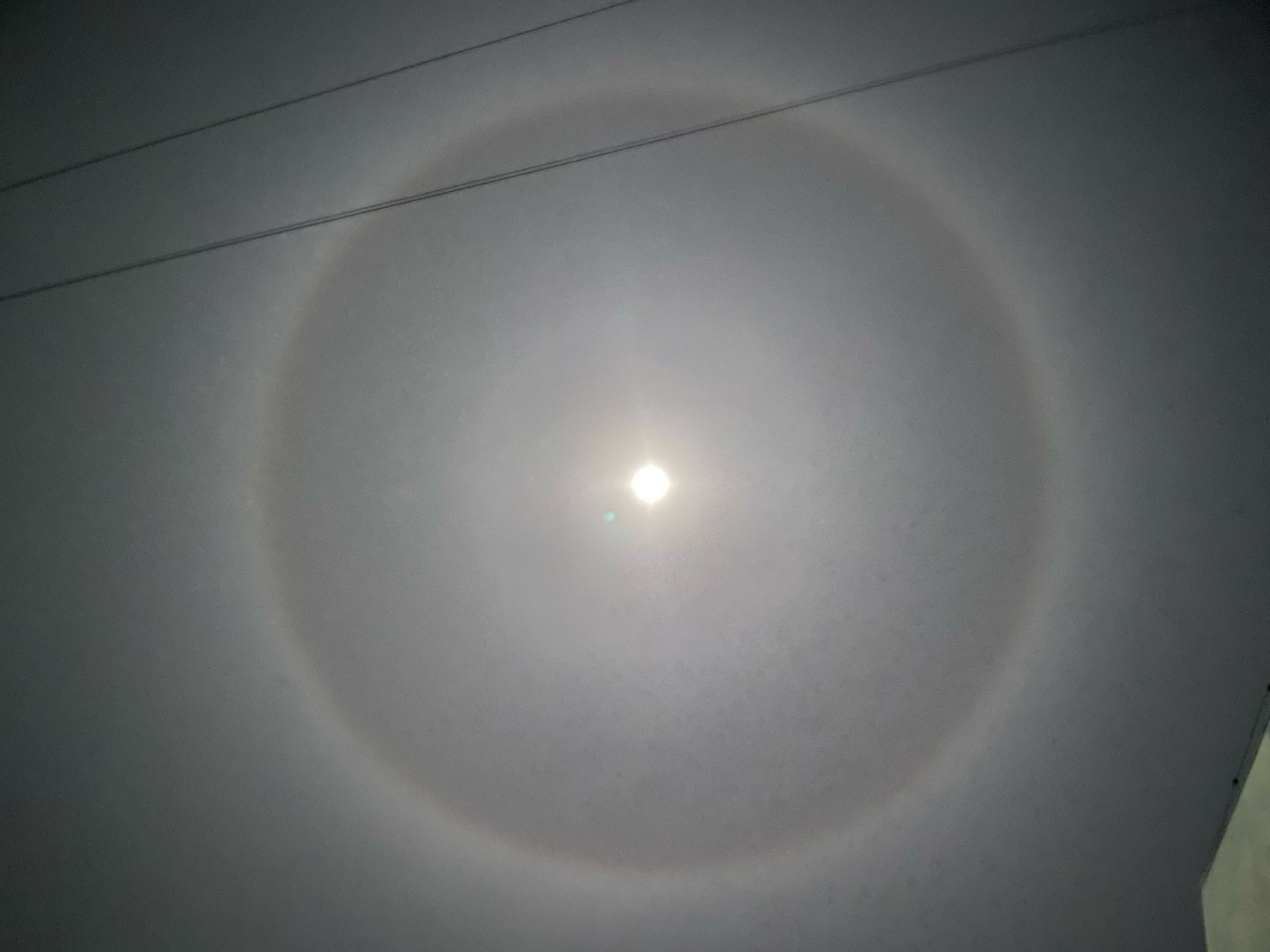 Círculo ao redor da Lua: entenda como se forma o fenômeno registrado no ...