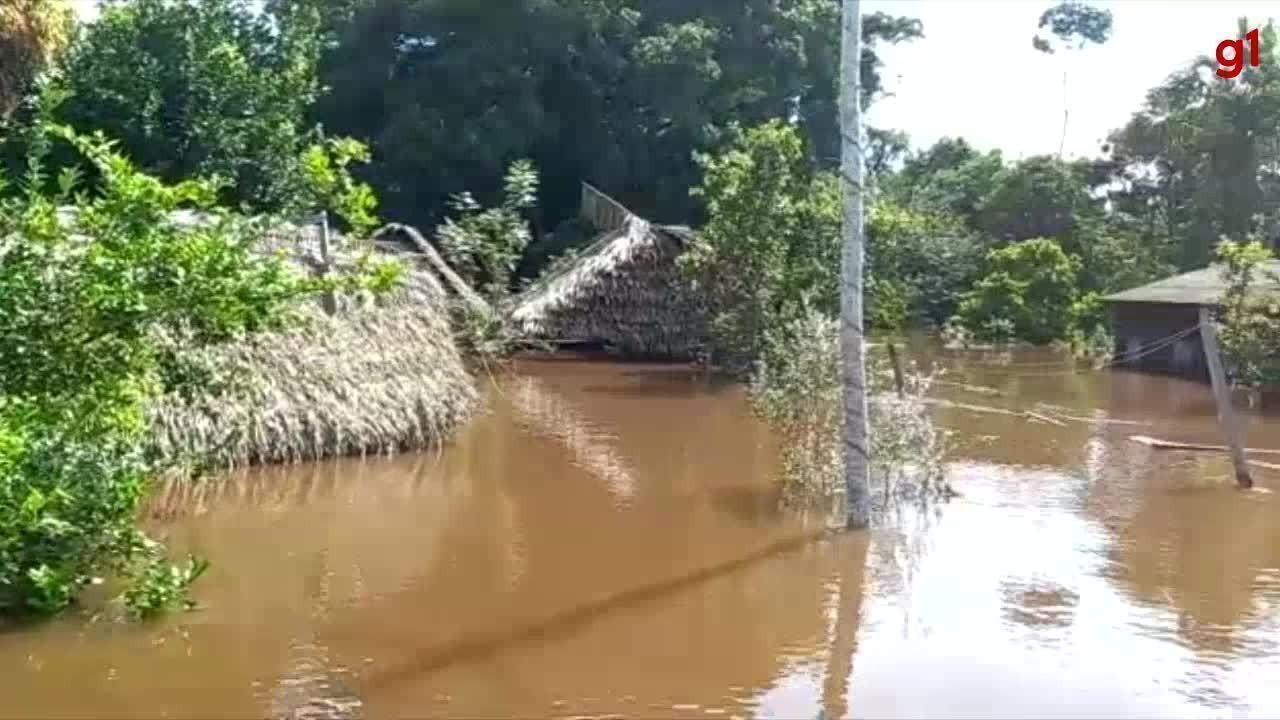 Casas ficam quase cobertas pela água de rio e indígenas precisam se ...