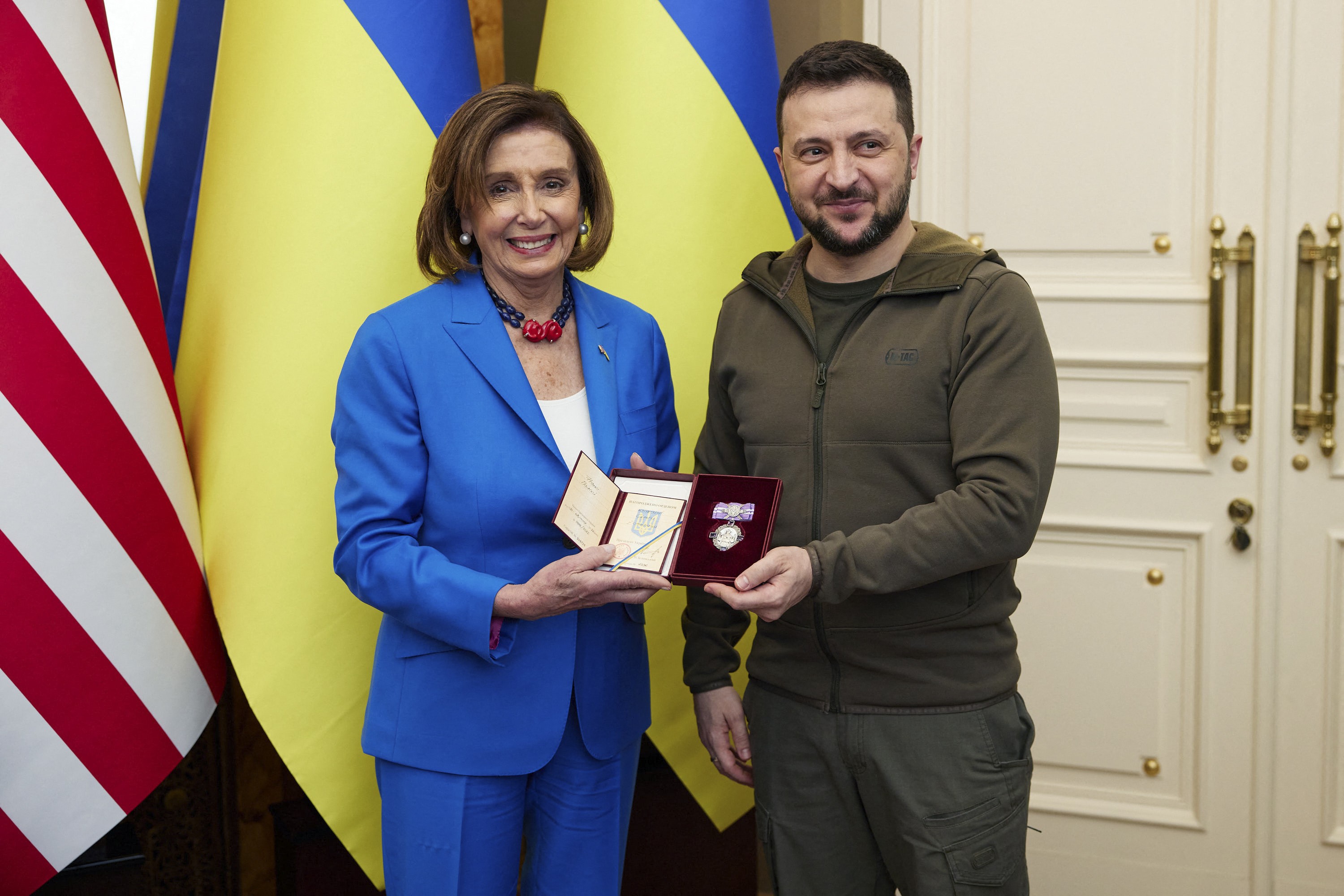 Presidente da Câmara dos EUA, Nancy Pelosi faz visita surpresa a Kiev | G1