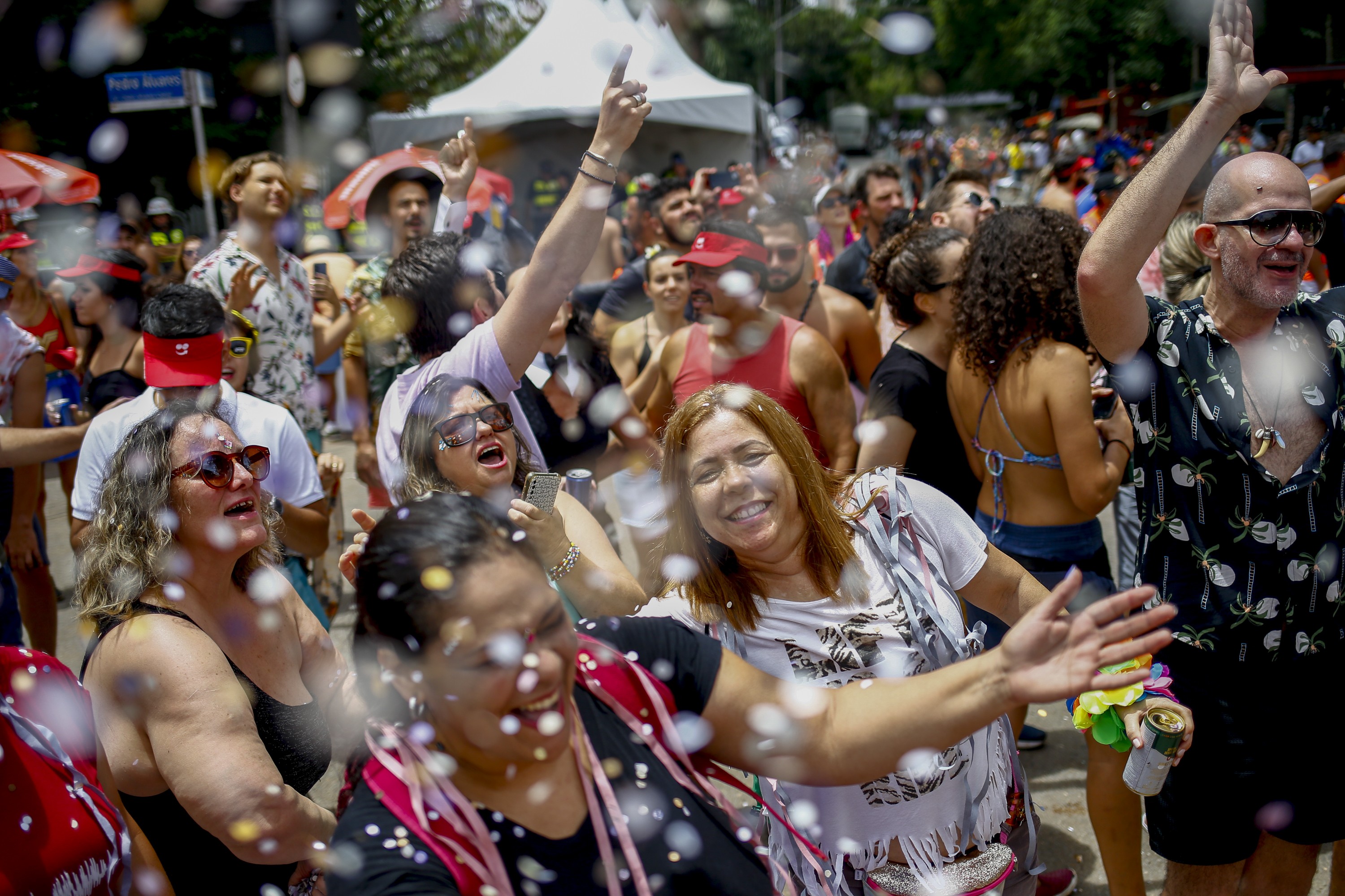 Carnaval de rua em SP terá o recorde de 767 blocos e 860 desfiles em ...