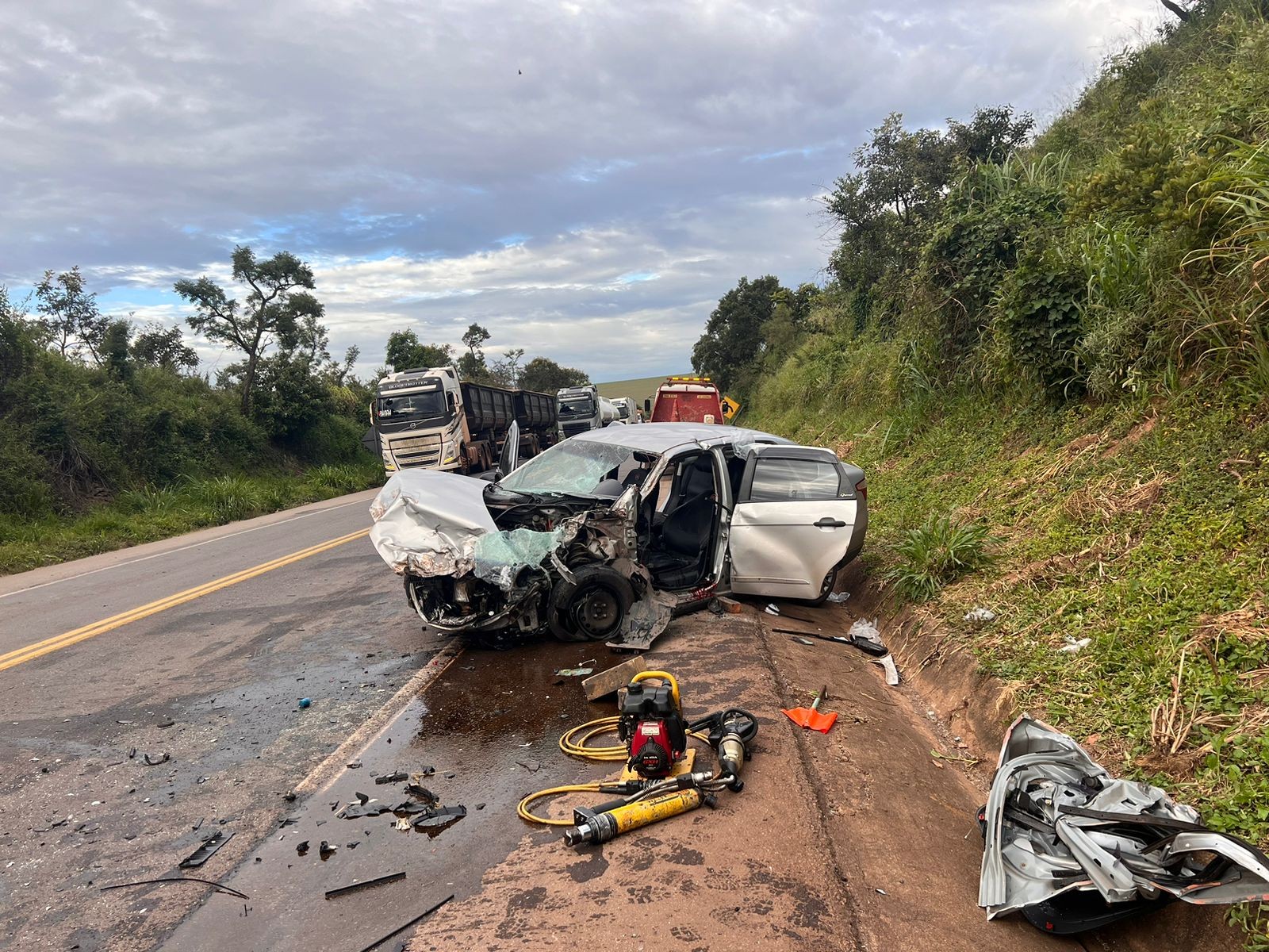 Condutor morre e quatro ficam feridos em acidente entre carro e carreta ...