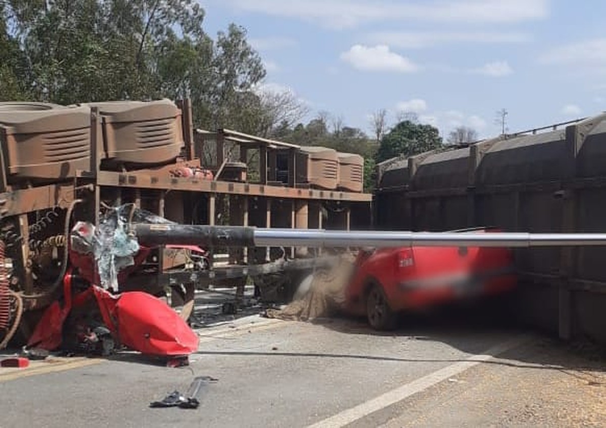 Colisão entre caminhonete e carreta deixa motorista morto na MG-050, em Formiga | Centro-Oeste | G1