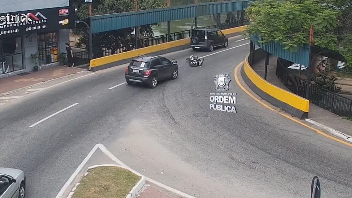 VÍDEO: Homem cai da moto e quase é atropelado por carro em Volta Redonda | Sul do Rio e Costa ...