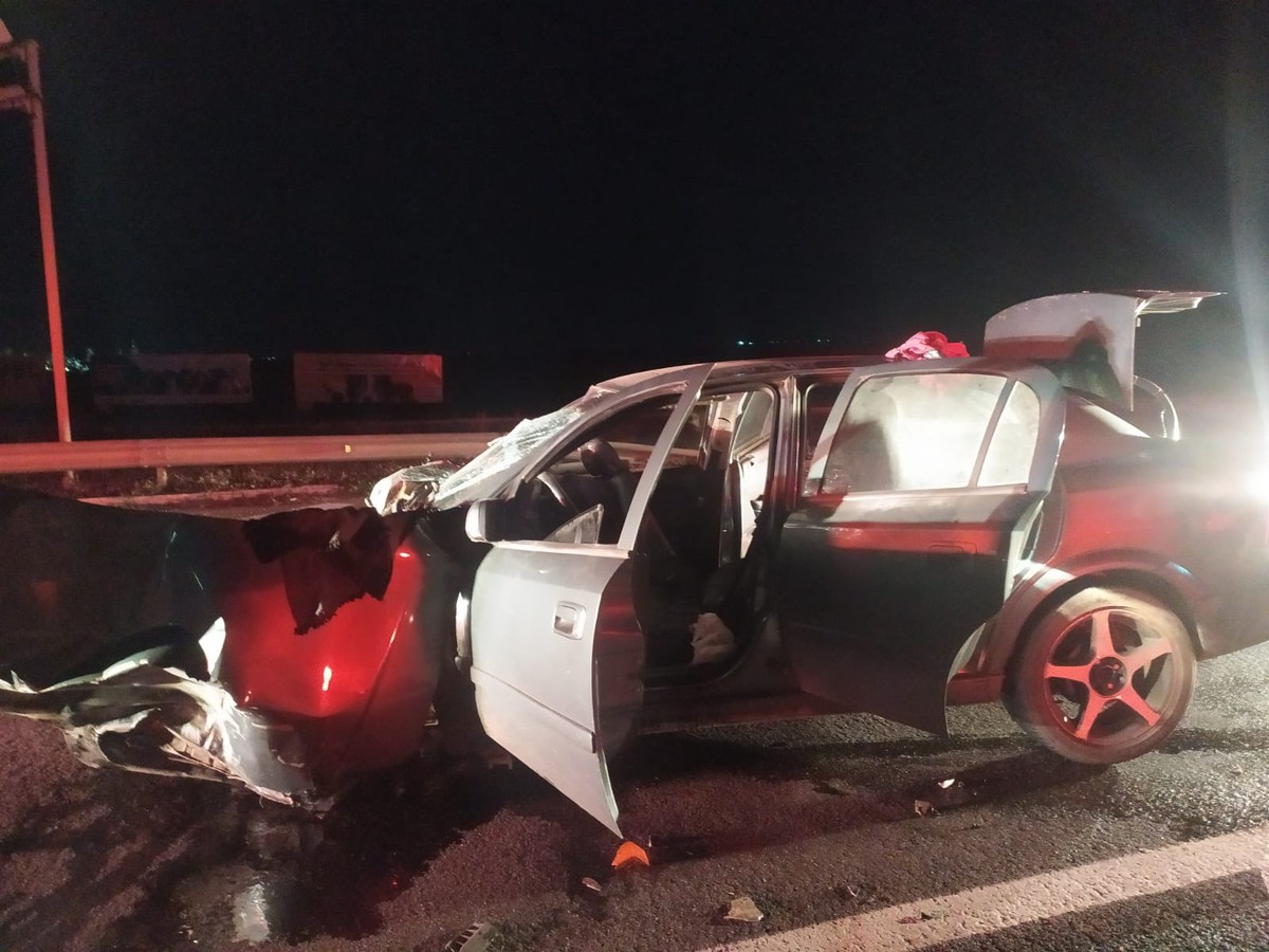 Batida entre carro e caminhão deixa um morto e dois feridos na BR-262, em Bom Despacho | Centro ...