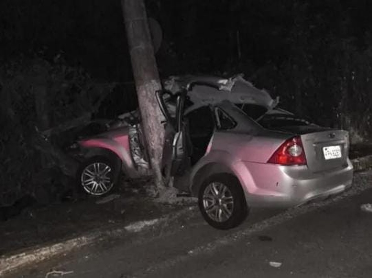 Carro Quase Parte Ao Meio Após Bater Em Poste No Bairro Aeroporto Em
