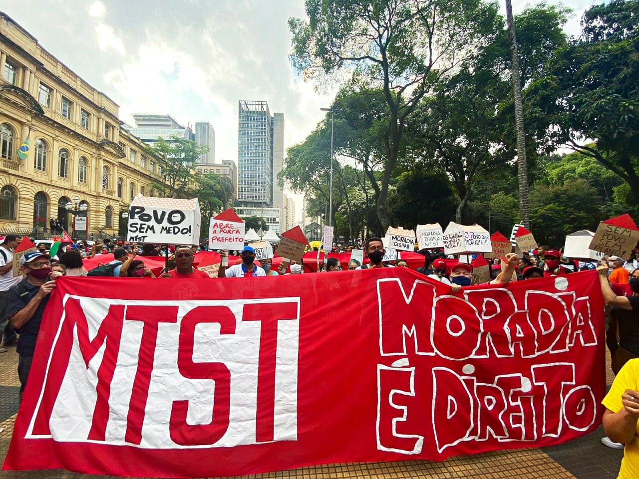 MTST acampa em frente à Prefeitura de SP e reivindica implantação de ...