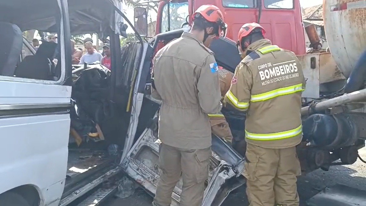 Colisão entre van e caminhão deixa idosa morta e 11 feridos em Campos | G1