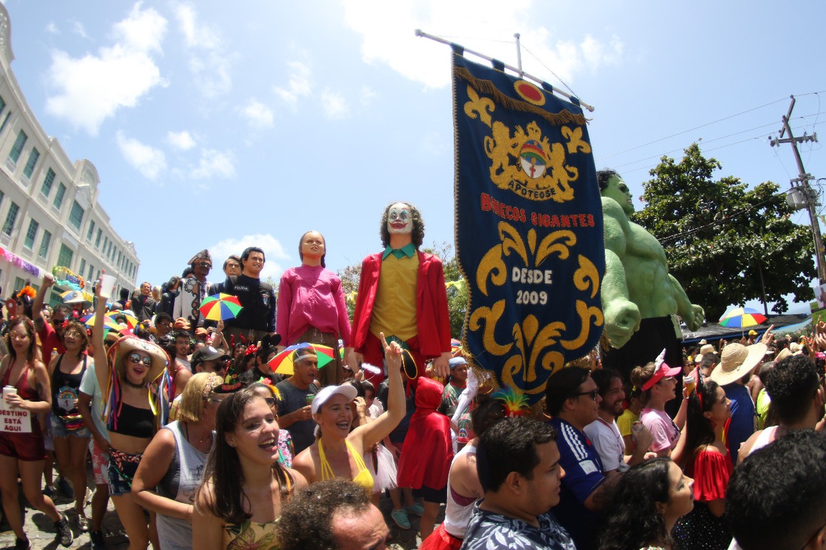 Bonecos Gigantes de Olinda arrastam foliões nas ladeiras do Sítio ...