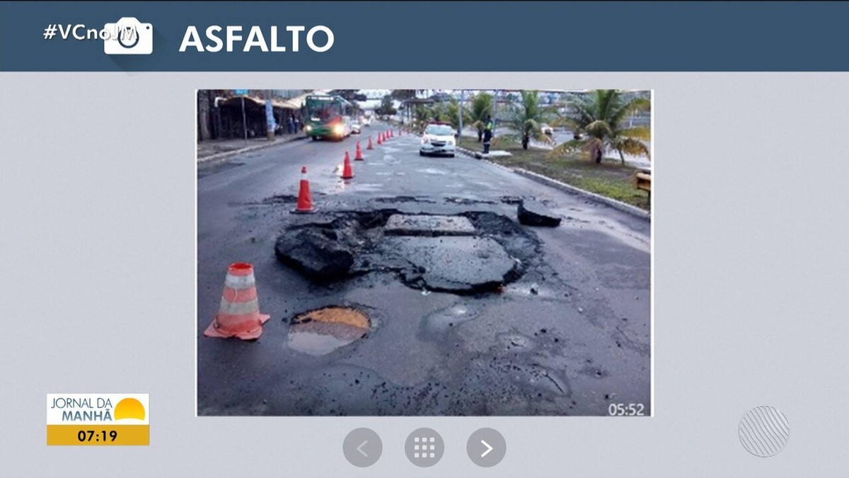 Buraco surge em via marginal da Av. Paralela, após fortes chuvas, e ...