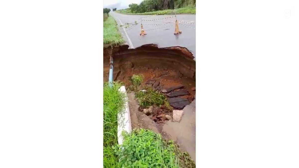 Cratera surge durante a chuva e engole parte da TO-010 em Miracema ...