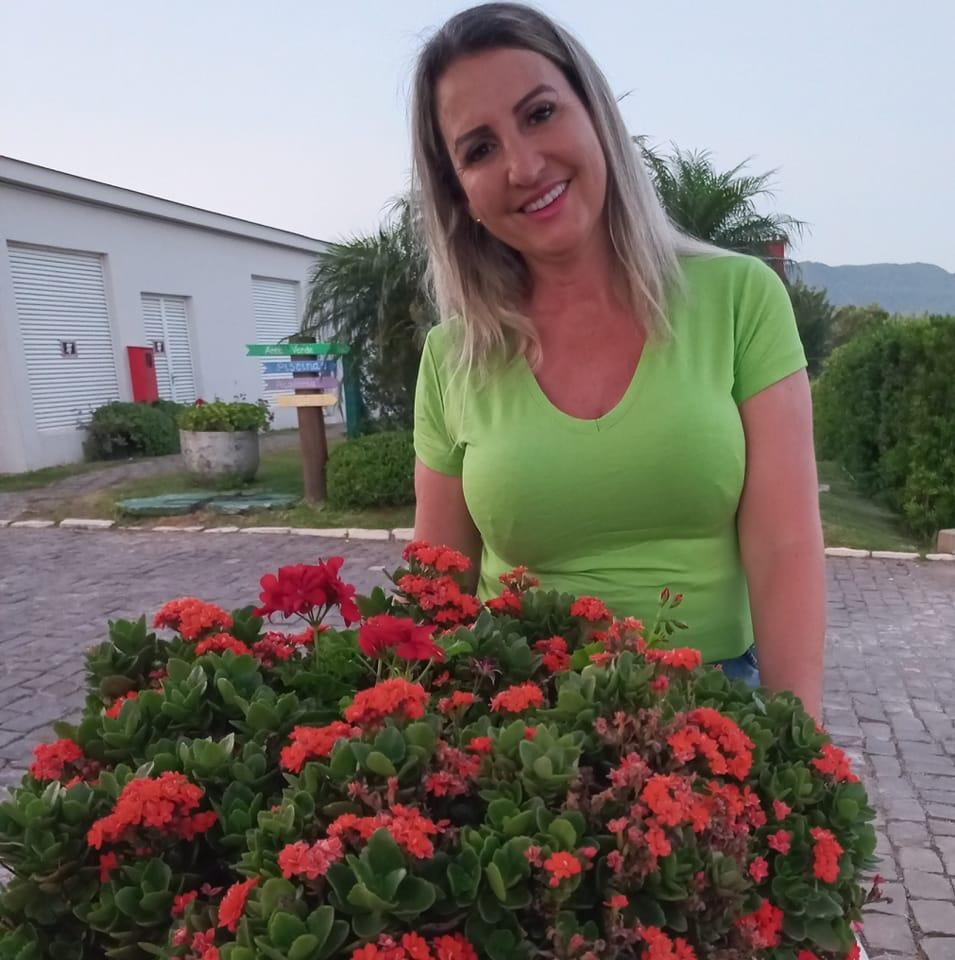 Pedagoga que se aposentaria em 2 meses morre atropelada por caminhão em ...
