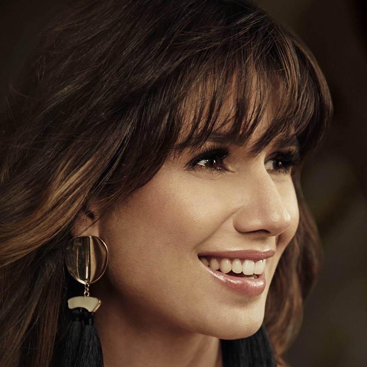 Paula Fernandes tenta voltar no tempo romântico de 2011 com o EP 'Hora ...