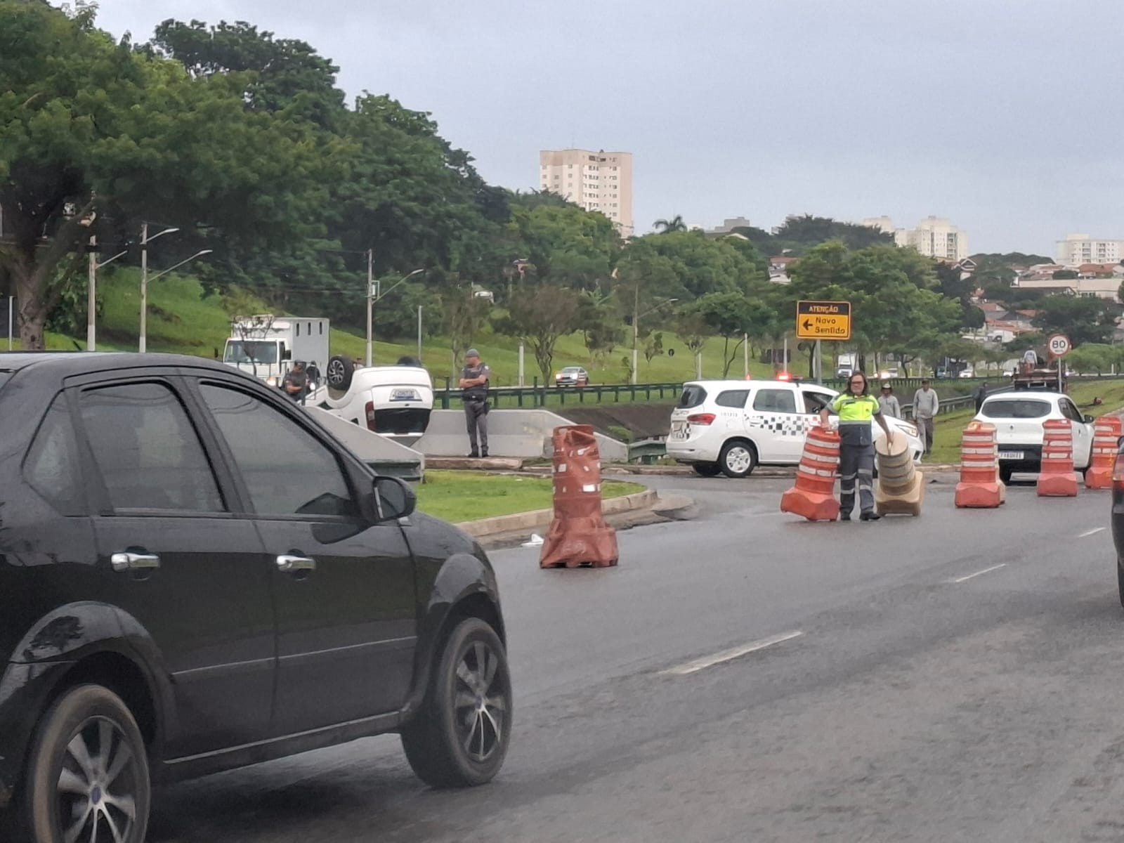 Carro capota na região central de São José dos Campos | G1