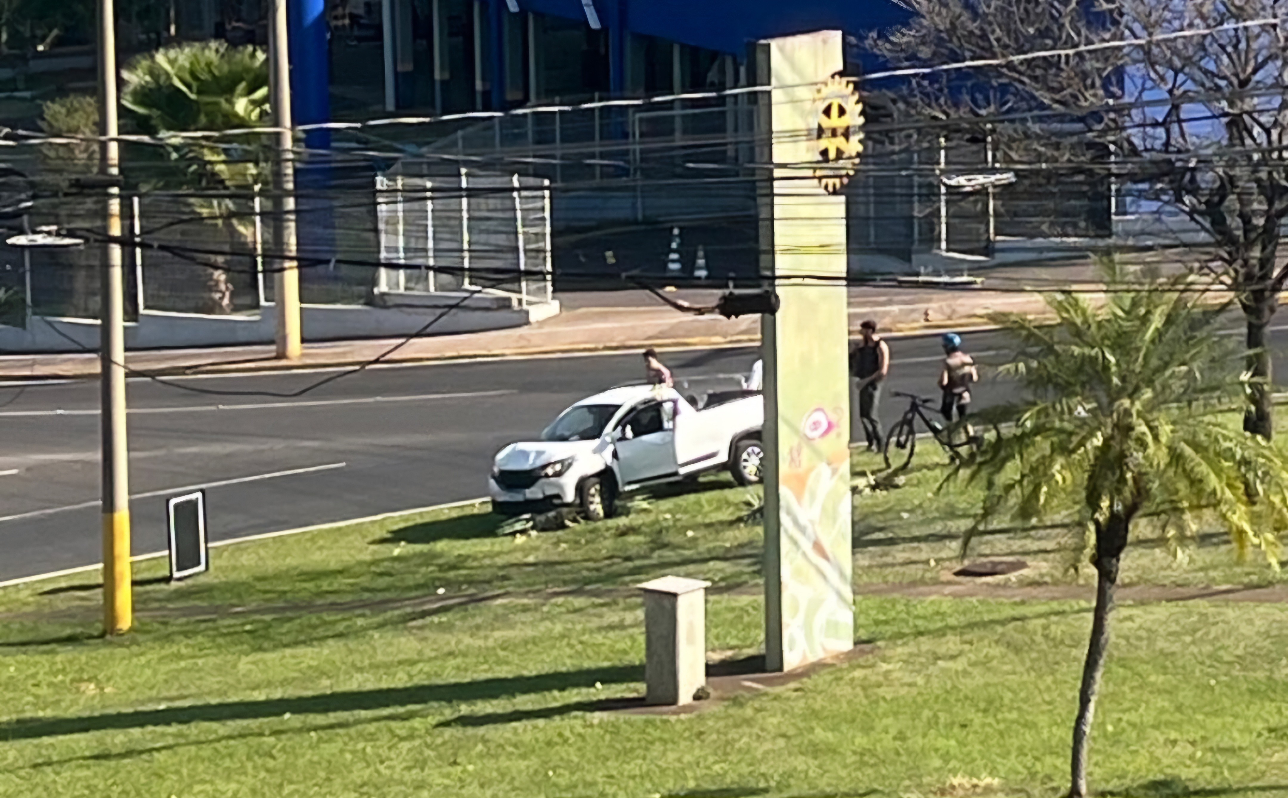 Motorista é preso por embriaguez ao volante após colidir picape em rotatória, em Presidente ...
