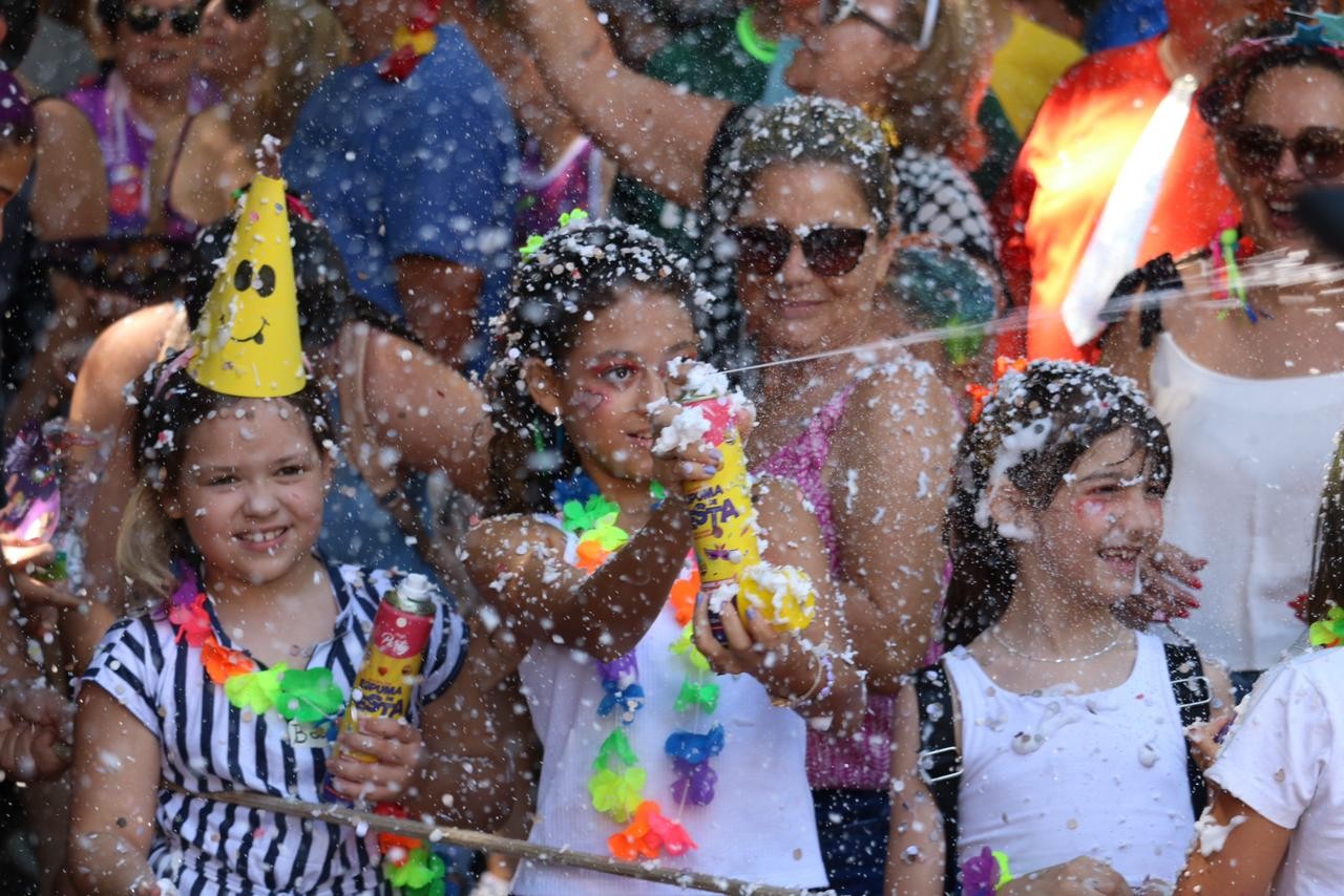 Bloco Galinha D'Angola agita o carnaval de milhares de foliões na ...