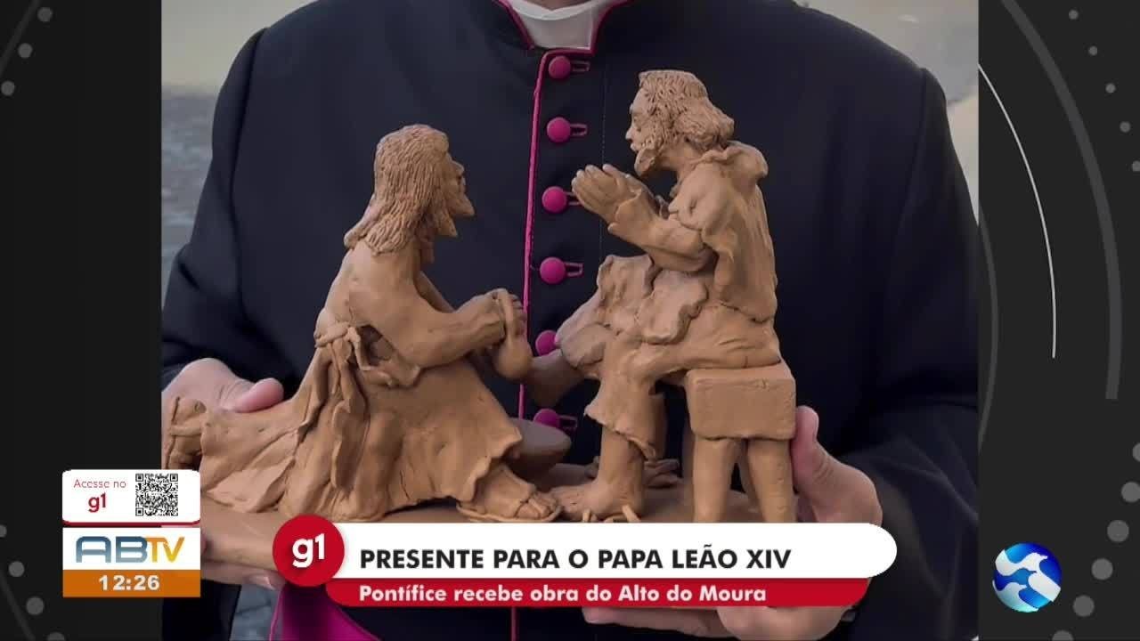 Papa Leão XIV é presenteado com obra de arte do Alto do Moura | G1