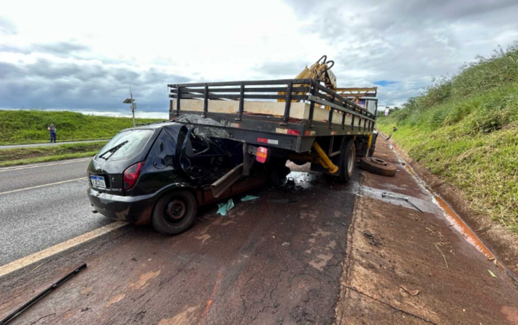 Homem morre após acidente entre carro e caminhão em Ribeirão Preto, SP | G1