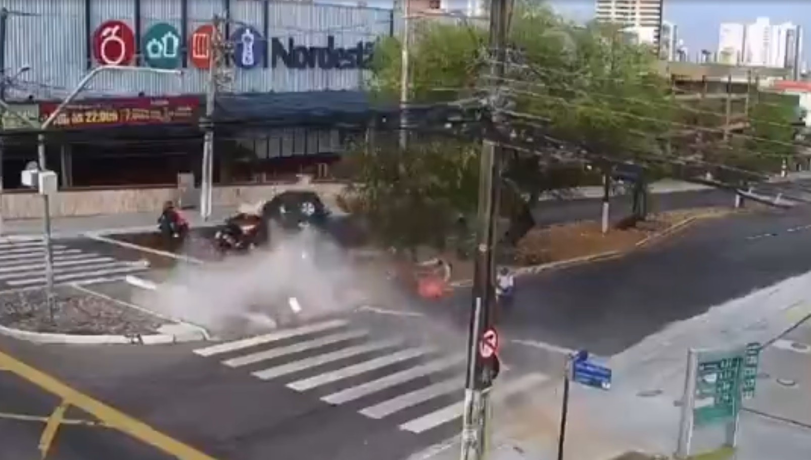 Carro bate em motos e capota no cruzamento das avenidas Salgado Filho e ...