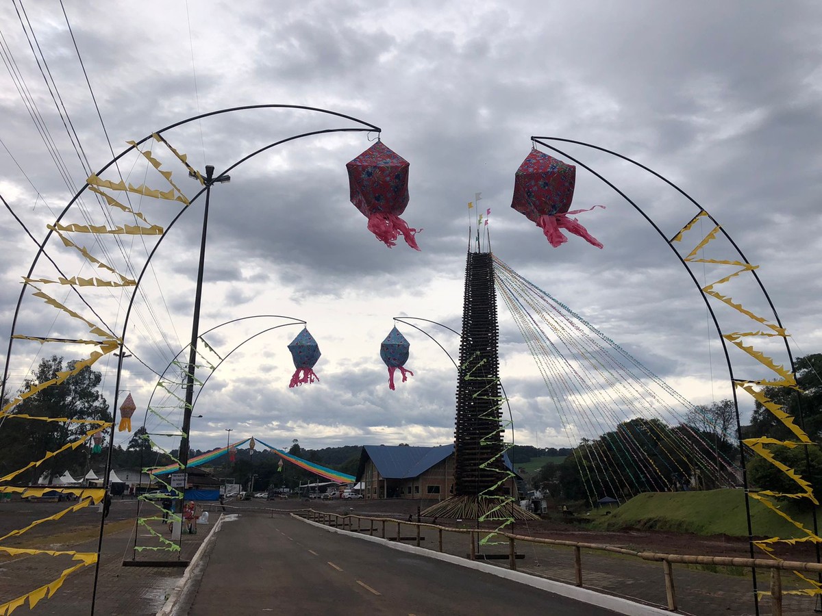 Fogueira de 53 metros de altura é atração de festa junina em São João ...