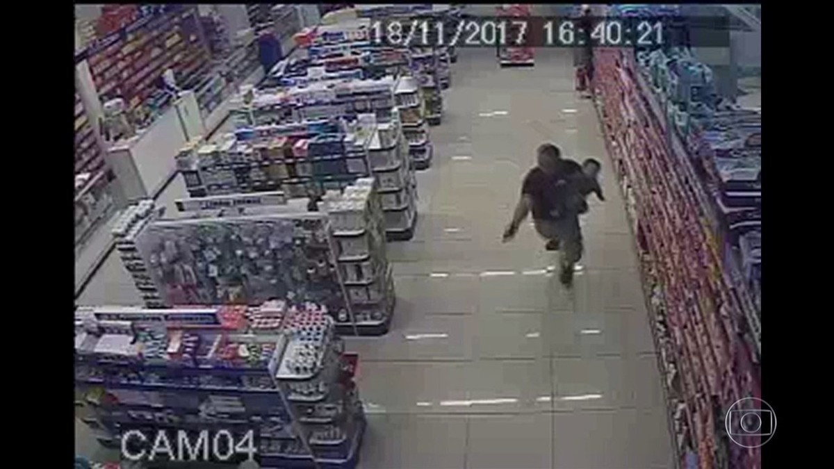 'Instinto paterno falou mais alto', diz PM que reagiu a assalto com filho no colo e matou ...