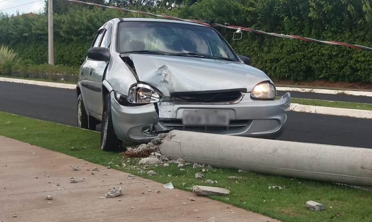 Motorista Perde Controle De Carro E Derruba Poste De Iluminação Em São