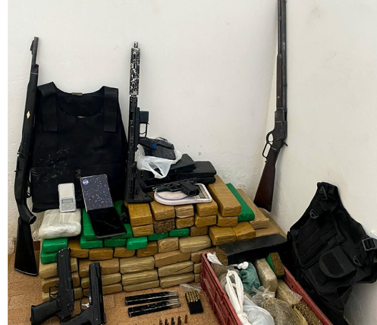 Homem é Investigado Pela Polícia Após Ser Encontrado Com Armas Drogas