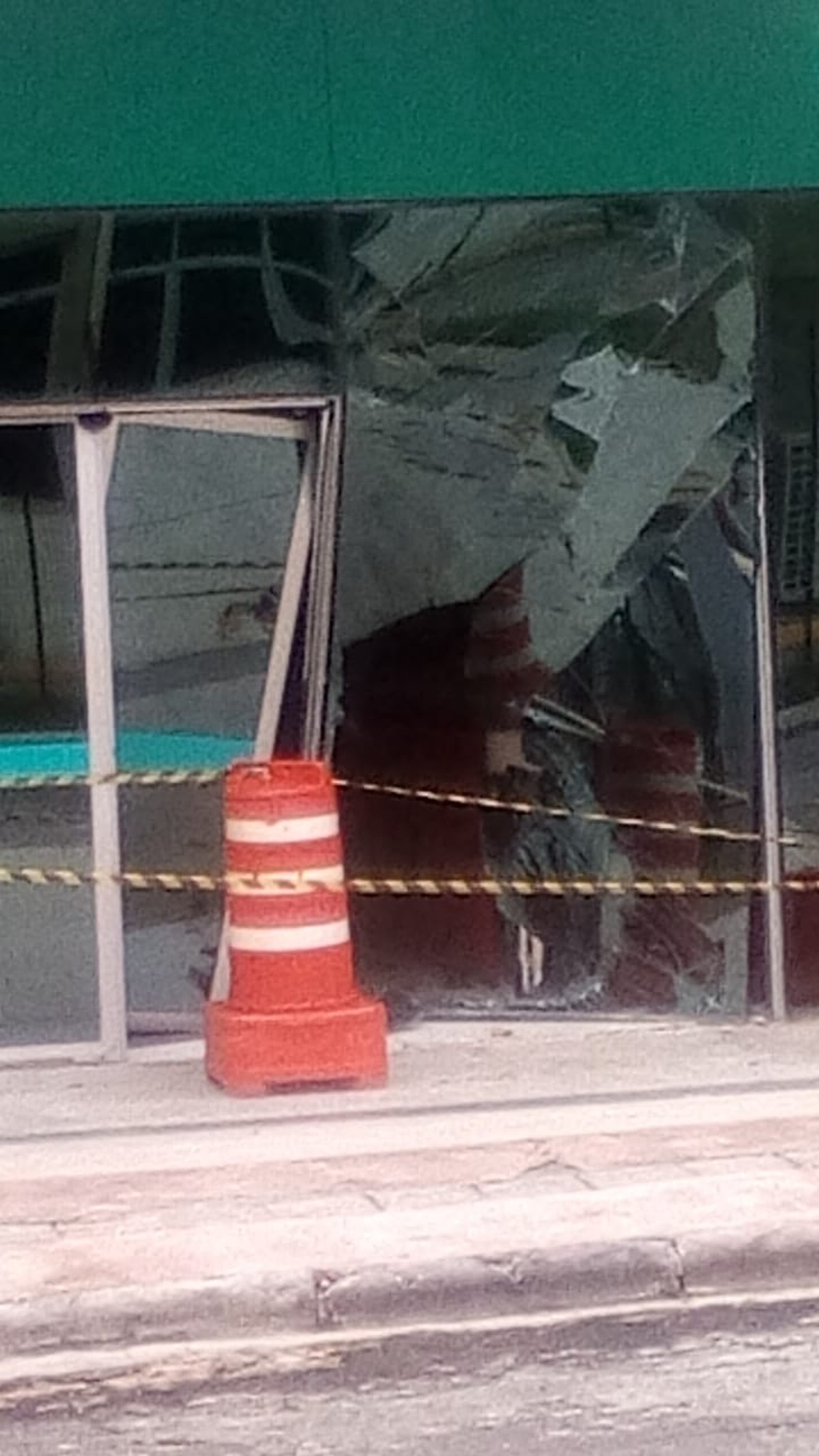 Carro desgovernado atinge loja em Salvador e destrói parcialmente portas de vidro | Bahia | G1