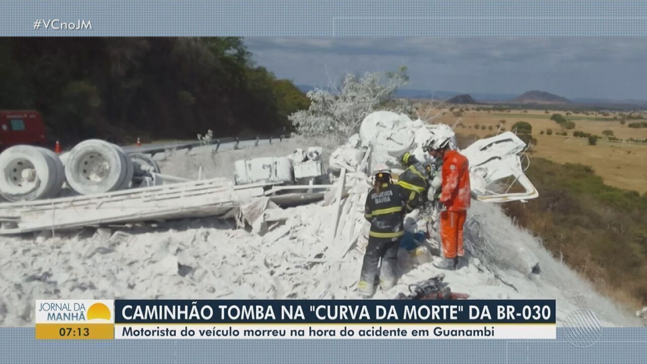 Motorista morre após caminhão tombar na Curva da Morte na Bahia; vídeo registra momento do acidente