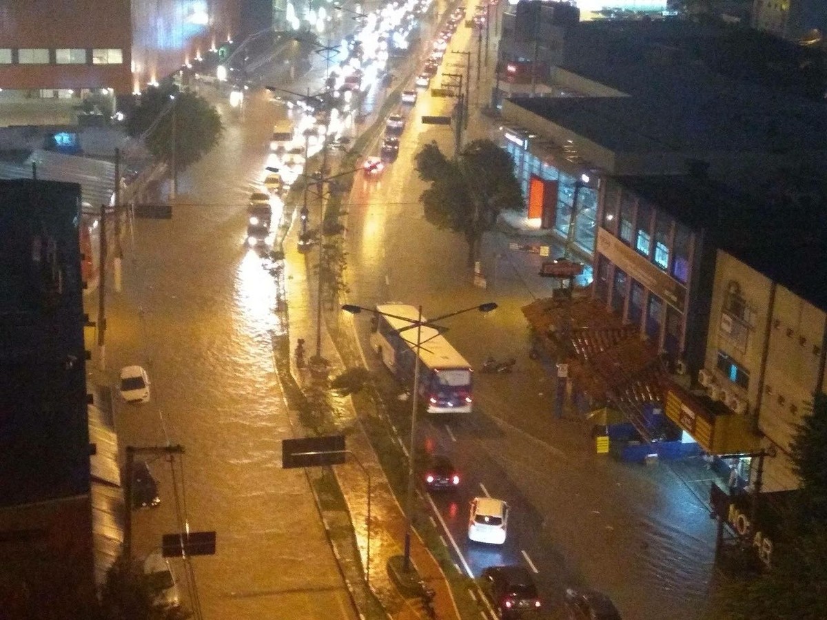 Chuva causa alagamentos e deixa avenidas intransitáveis no ABC | São ...