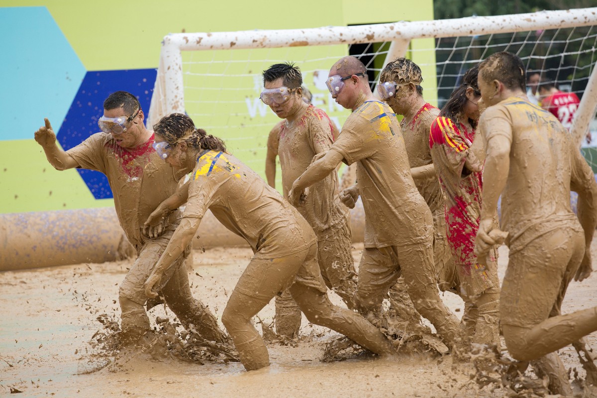 Chineses promovem campeonato de futebol na lama | Planeta Bizarro | G1