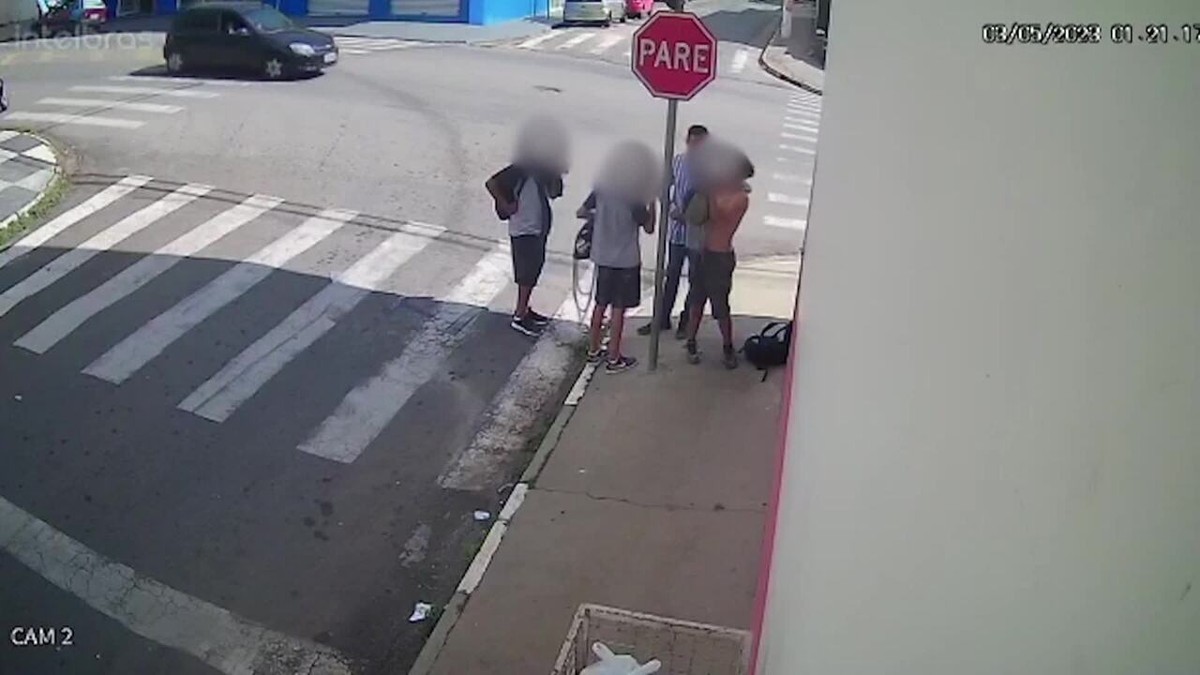 VÍdeo Homem Que Se Passava Por Policial Civil Para Roubar Adolescentes