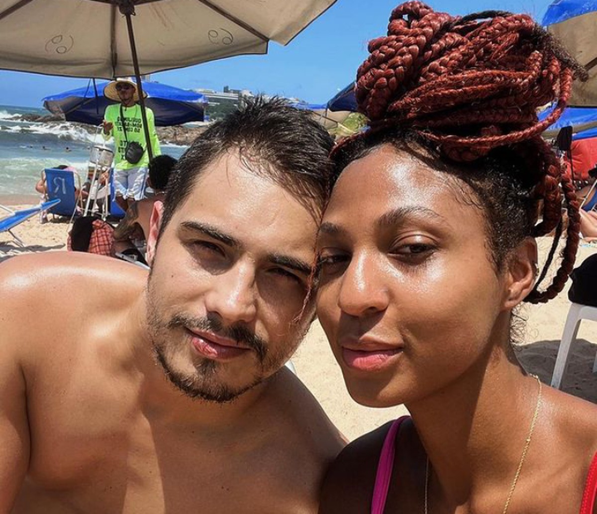 Danilo Mesquita posta dia de praia em Salvador com Domenica Dias e encontro com a família na BA ...