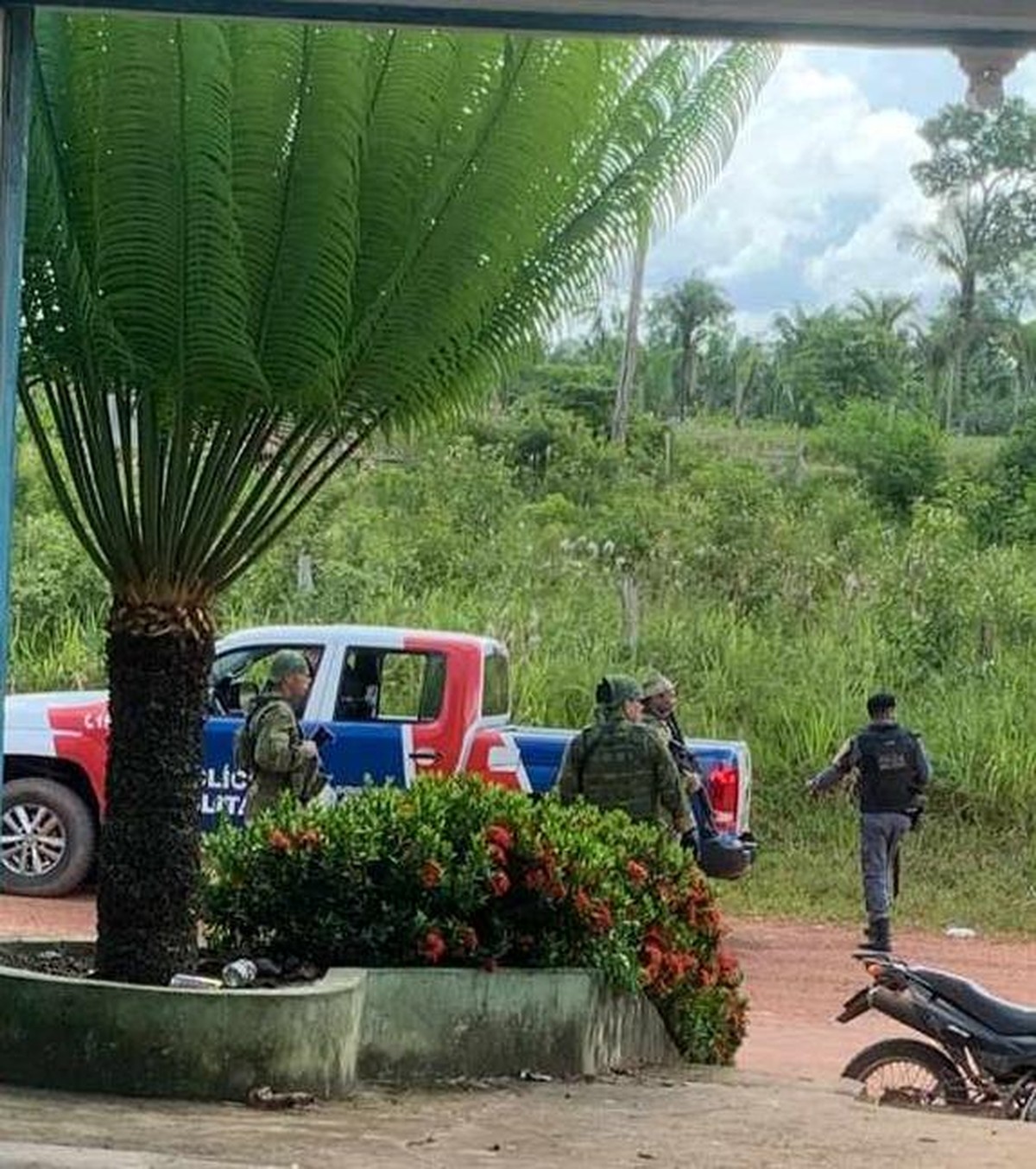 Homens armados e encapuzados assaltam transportadora que levava ...