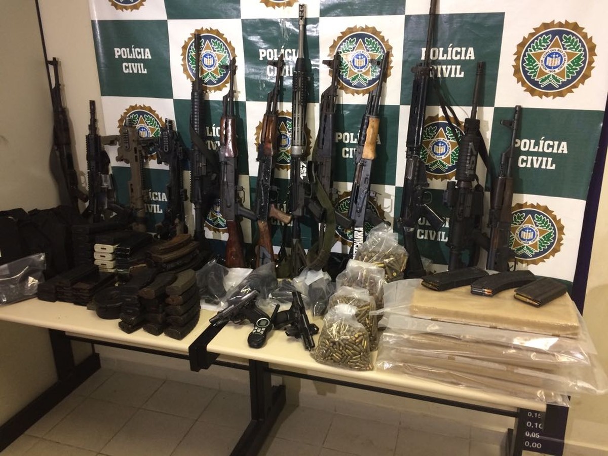 Polícia Miliar do RJ apreende o 300º fuzil em 2017, na Rocinha | Rio de ...