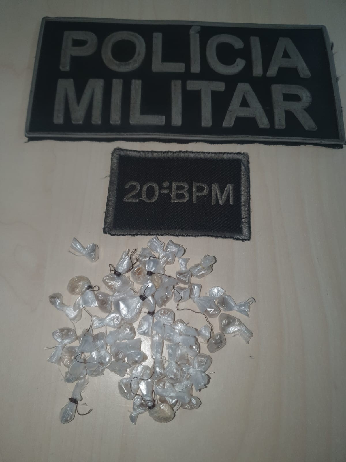 Babá é presa suspeita de colocar drogas dentro da mochila de criança ...