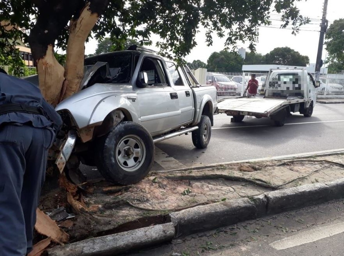Motorista dorme ao volante e carro derruba árvore na Av. Coronel Teixeira, em Manaus | Amazonas | G1