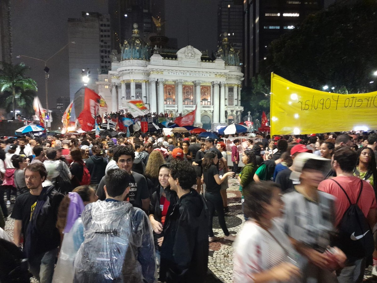 Cariocas protestam contra atos terroristas em Brasília com gritos de ...
