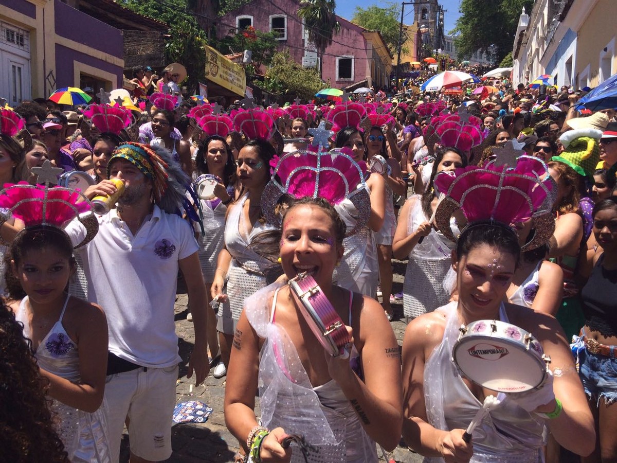 Grupo feminino Sambadeiras leva o samba para as ladeiras de Olinda | Carnaval 2017 em Pernambuco ...
