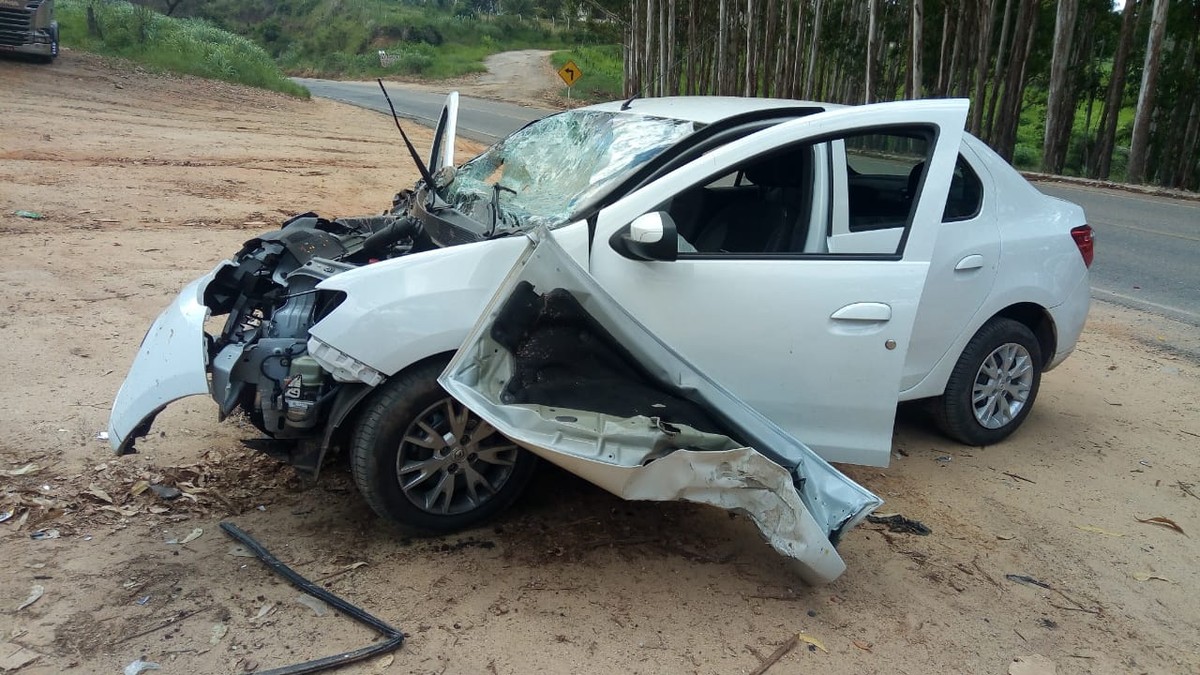 Três ficam feridos após carro sair da pista e bater em caminhonete na ...