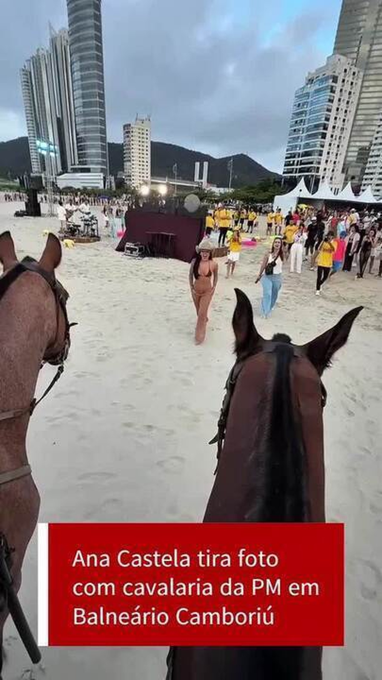 Ana Castela em BC: cavalos da PM, Zé Felipe e troca de roupa na praia | G1